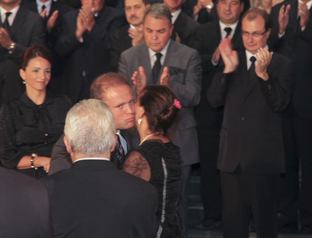 They’re ham-acting in their own cheap episode of it-teledramm Ipokriti ...